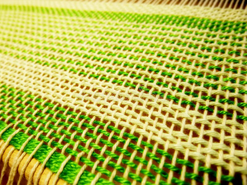Tecendo a Tela No Processo Entrelaçamento Das Linhas Imagem de Stock ...