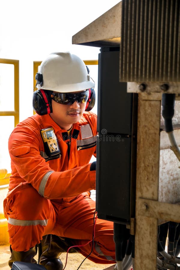 Technician,Instrument Technician on the Job Calibrate or Function Check ...