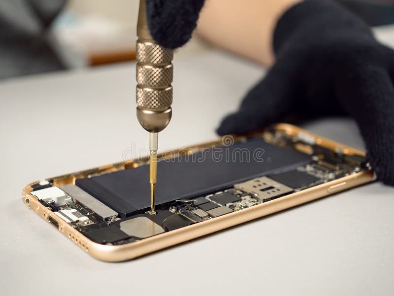 338 Technician Repairing Broken Smartphone Desk Stock Photos - Free ...