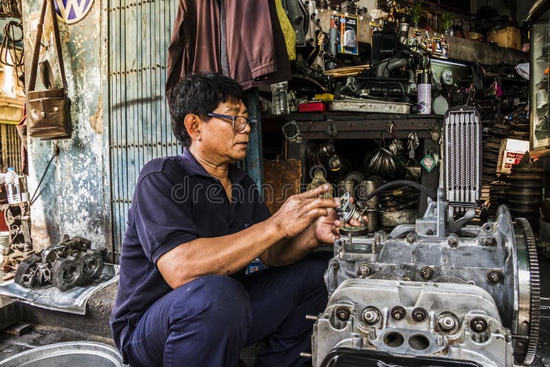 Car Repair: Overhaul of the V6 Engine. Replacing Drive Chains Stock ...