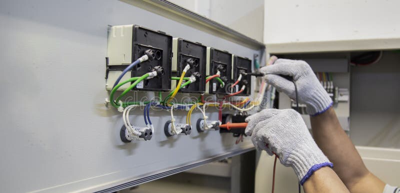 Technicians Use Multimeter To Test or Diagnose Electrical Control ...