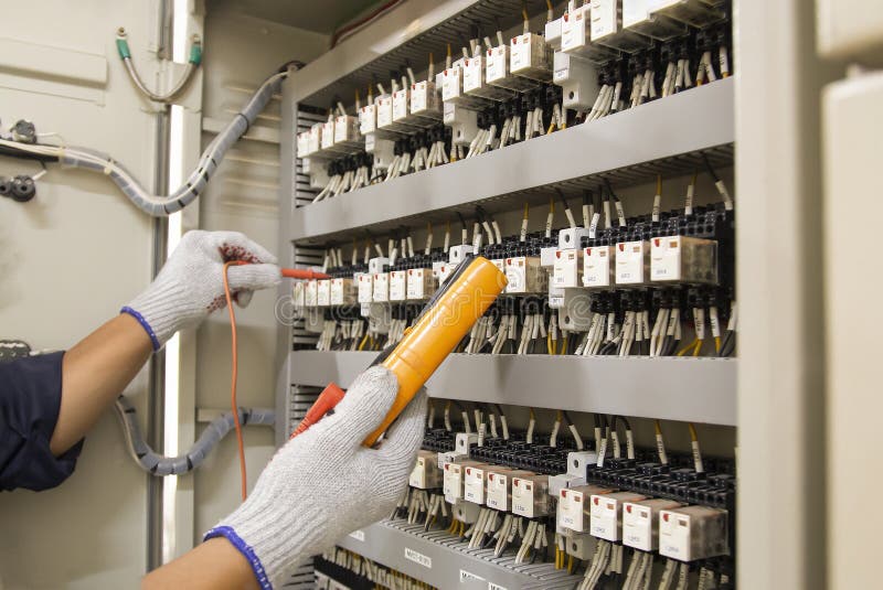 Technicians Use Multimeter To Test or Diagnose Electrical Control ...