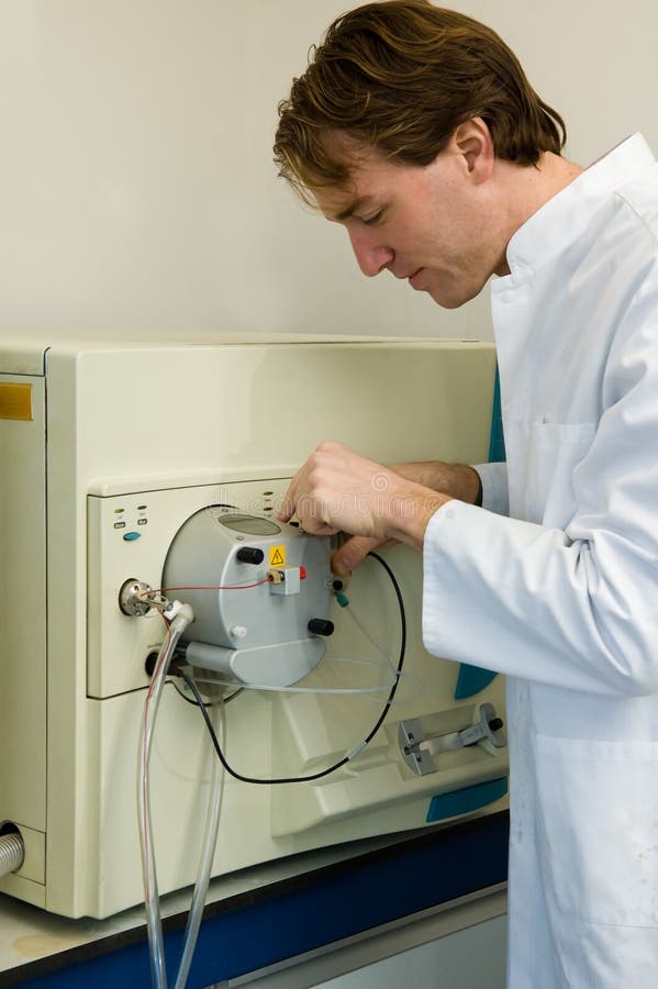 Technicien Dans Le Laboratoire Photo stock - Image du instrument ...