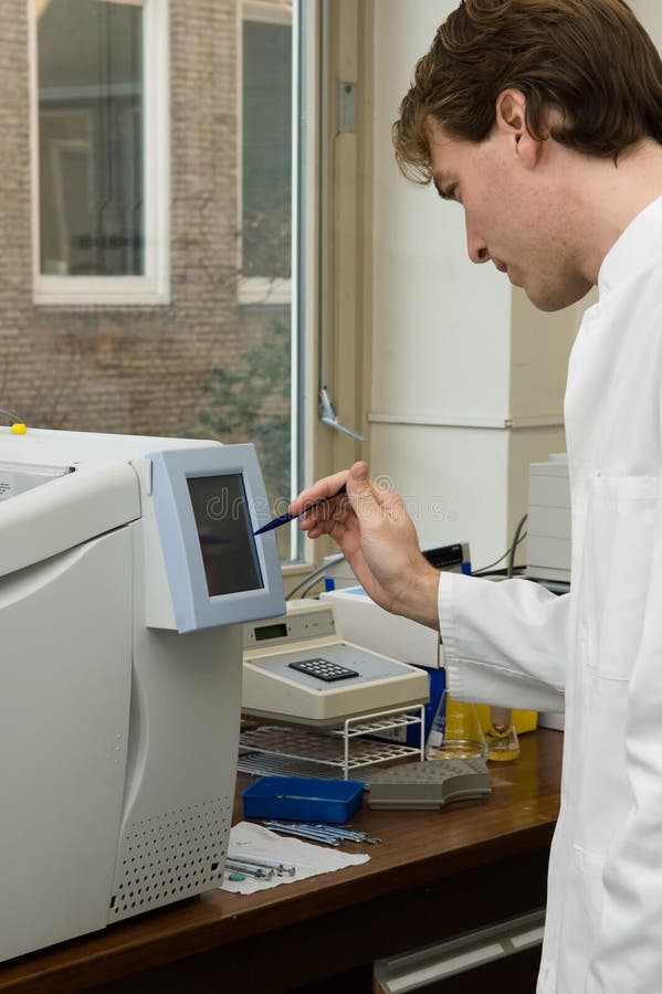 Technicien Dans Le Laboratoire Photo stock - Image du instrument ...