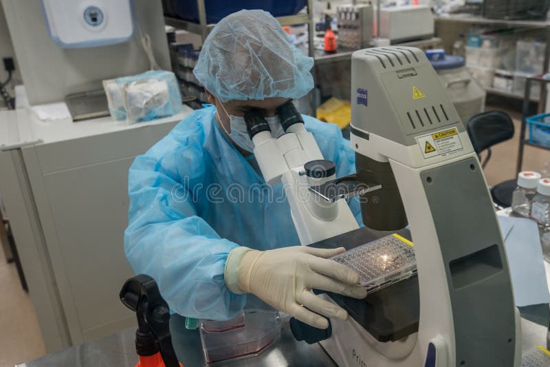 Technicien De Laboratoire Dans Le Laboratoire Biochimique Photographie ...