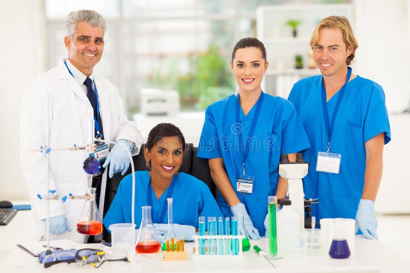 Techniciens De Laboratoire De Groupe Photo stock - Image du groupe ...