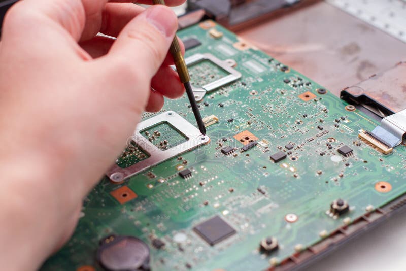 Technicus Die Het Microcircuit Op De Elektronische Hoofdboordcomputer Herstelt. Moederbord Van ...