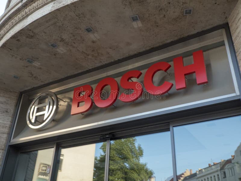 Bosch-Firmenlogo Auf Der Wand Bosch Ist Eine Deutsche Multinationale ...