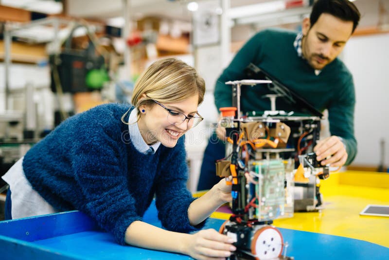 Technik- Und Robotikstudent Stockfoto - Bild von computer, aufgabe ...
