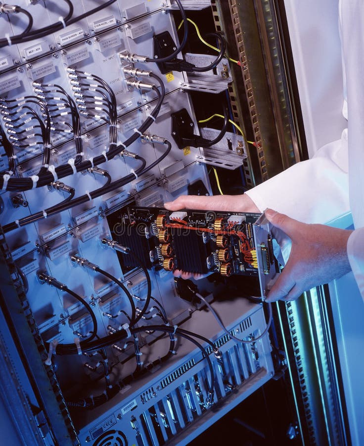 It-Techniker, Der Eine Leiterplatte Ersetzt Redaktionelles Stockbild ...