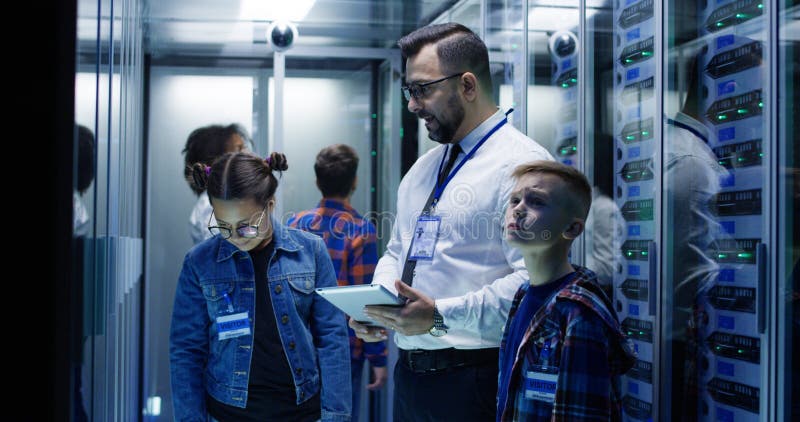 It-Techniker, Der Im Serverpark Mit Kindern Schreibt Stockbild - Bild ...