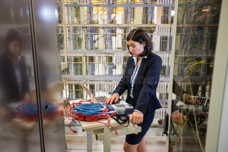 Techniker, Der an Personal-Computer Beim Analysieren Des Servers ...