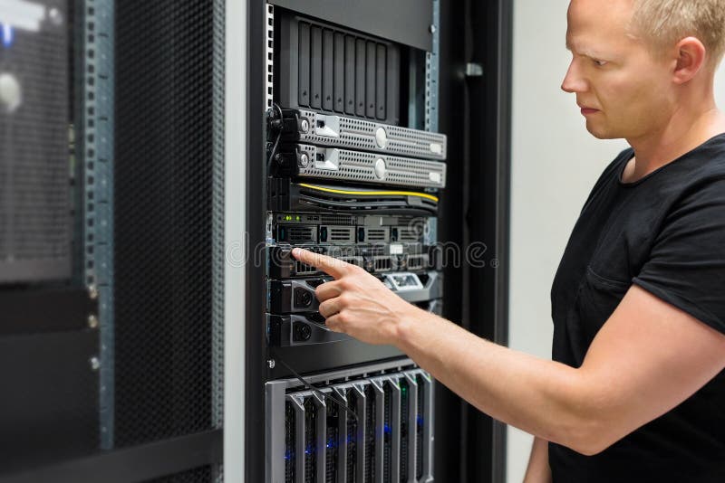 It-Techniker-Monitors Server on-Gestell in Datacenter Stockfoto - Bild ...