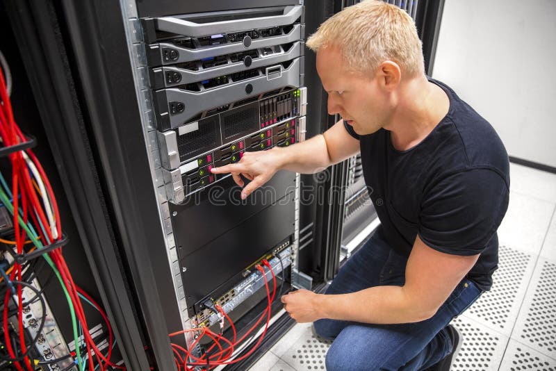 It-Techniker-Monitors Server on-Gestell in Datacenter Stockbild - Bild ...