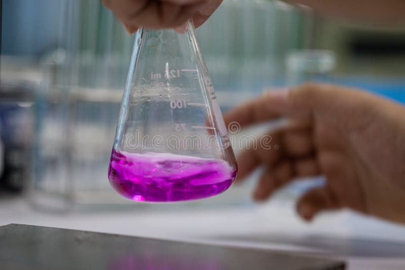 Technique De Titrage En Laboratoire. Image stock - Image du matériel ...