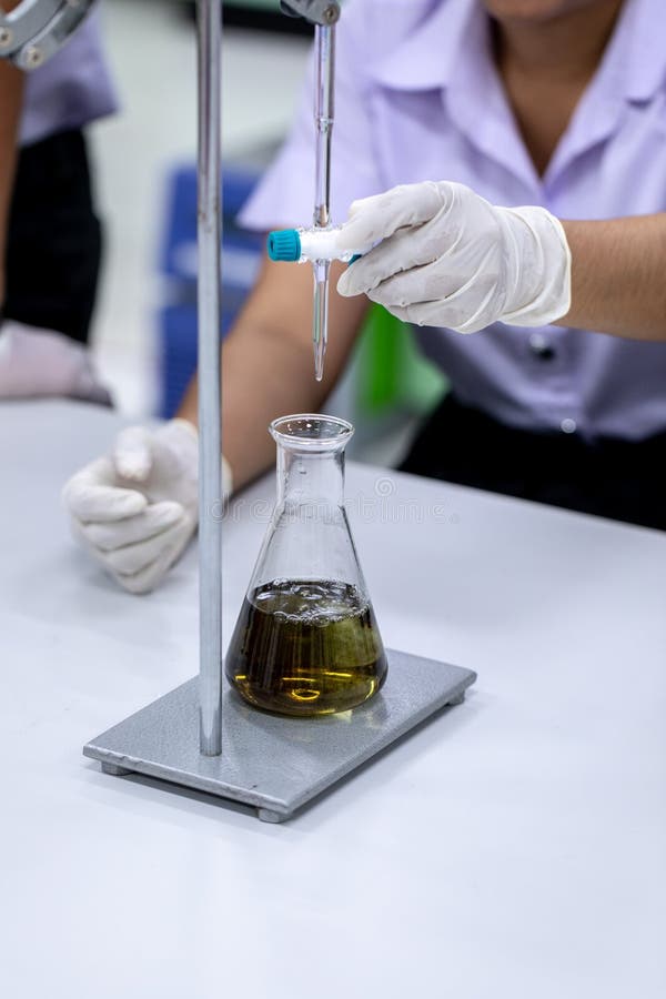 Technique De Titration Dans Le Laboratoire Image stock - Image du ...