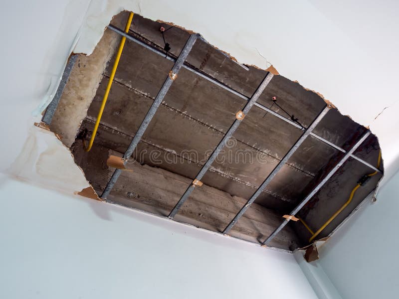 Techo Blanco Destruido Con Estructura Visible Dentro Imagen de archivo ...