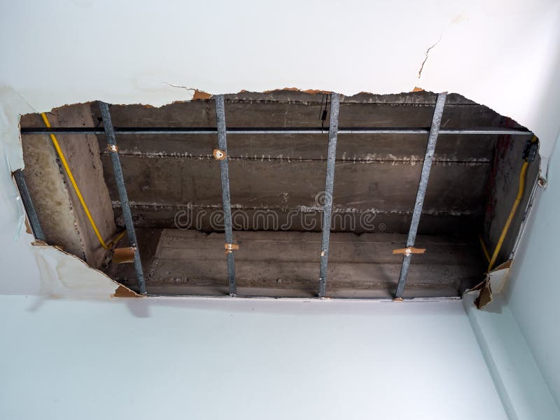 Techo Blanco Destruido Con Estructura Visible Dentro Imagen de archivo ...