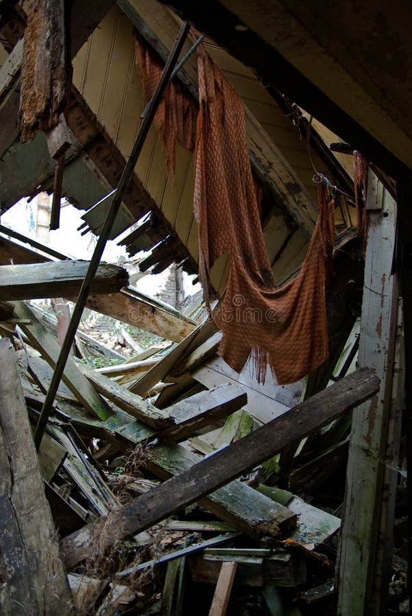 Techo colapsado imagen de archivo. Imagen de ruina, peligroso - 332094437