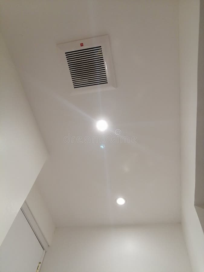Techo De Color Blanco Con Escape Fotografía editorial - Imagen de ...