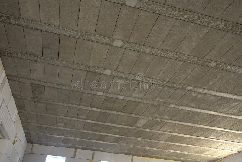 Techo De Hormigón En Una Casa Construida Foto de archivo - Imagen de ...
