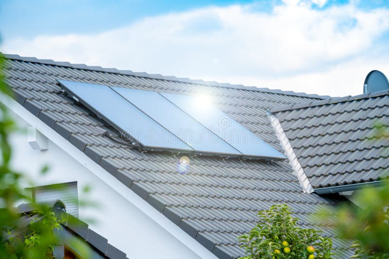 Techo De La Casa Con Sistema De Paneles Solares Foto de archivo ...