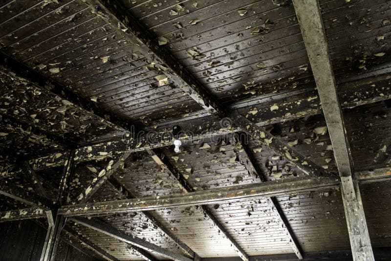 Techo de madera roto foto de archivo. Imagen de estructura - 158930008