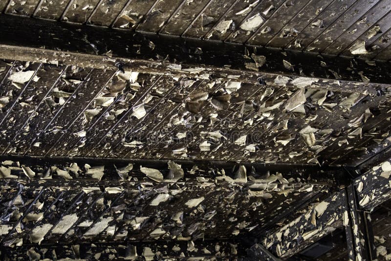 Techo de madera roto foto de archivo. Imagen de roto - 158930050
