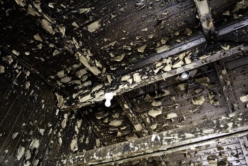 Techo de madera roto foto de archivo. Imagen de textura - 158930058