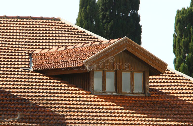 Techo De Tejas En Un Edificio Residencial De Israel. Foto de archivo ...