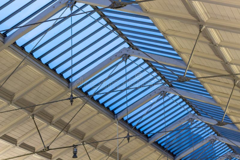 Techo de un edificio foto de archivo. Imagen de fachada - 265056590