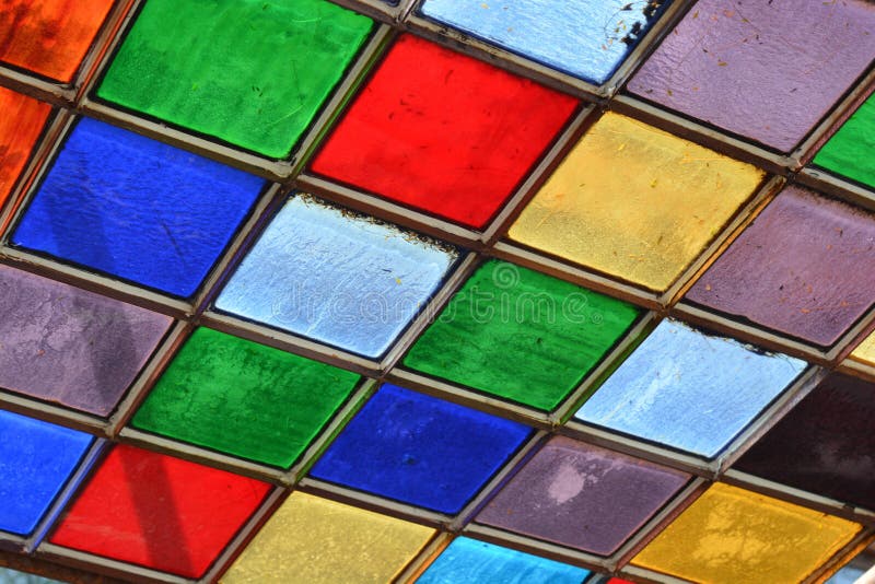 Techo de vitral imagen de archivo. Imagen de rojo, claro - 56095899