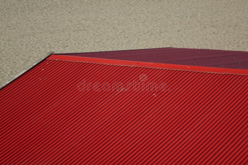 Techo rojo de una casa foto de archivo. Imagen de superficie - 255771204
