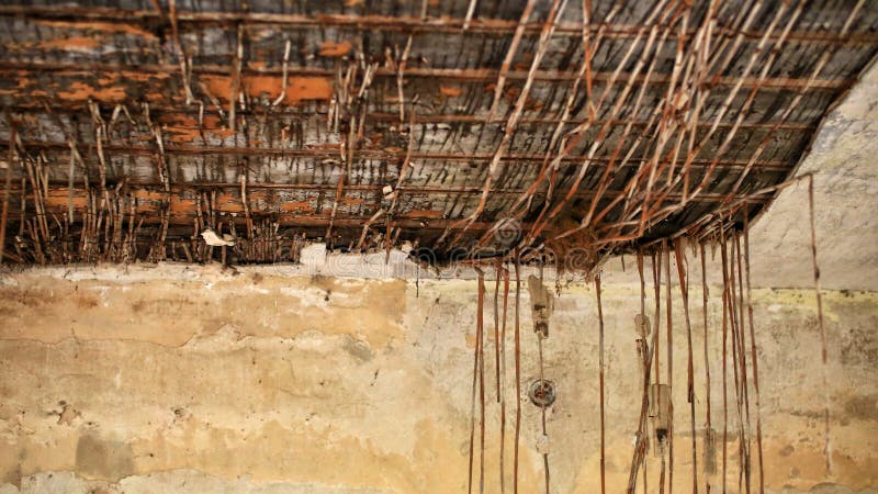 Techo Roto Con Refuerzo De Junco Y Yeso Cayendo Foto de archivo ...