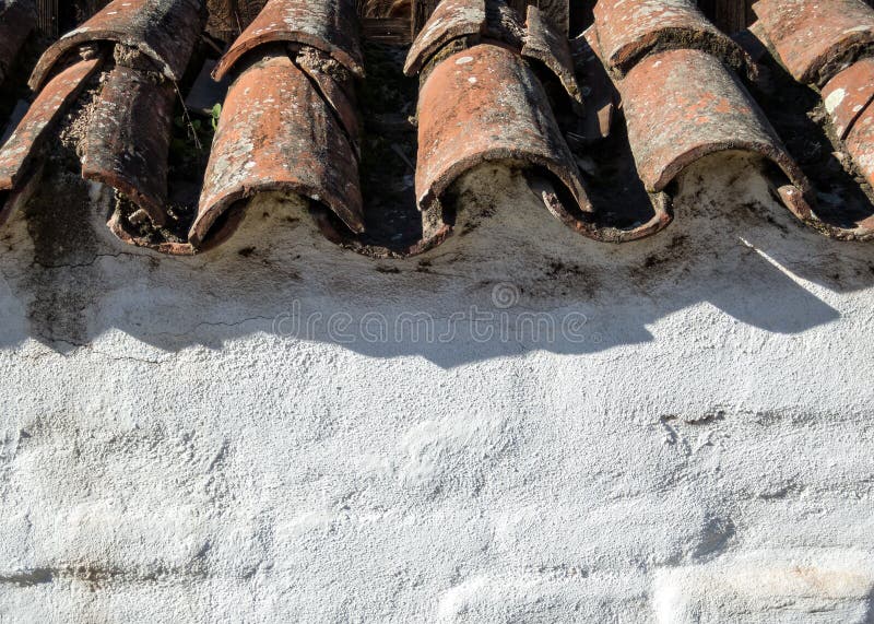 Techumbre De La Teja Y Pared Viejas Del Estuco Foto de archivo - Imagen ...