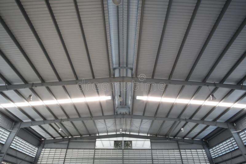 El Trabajador Usa Tijeras Para Cortar Láminas Metálicas Del Tejado Foto ...