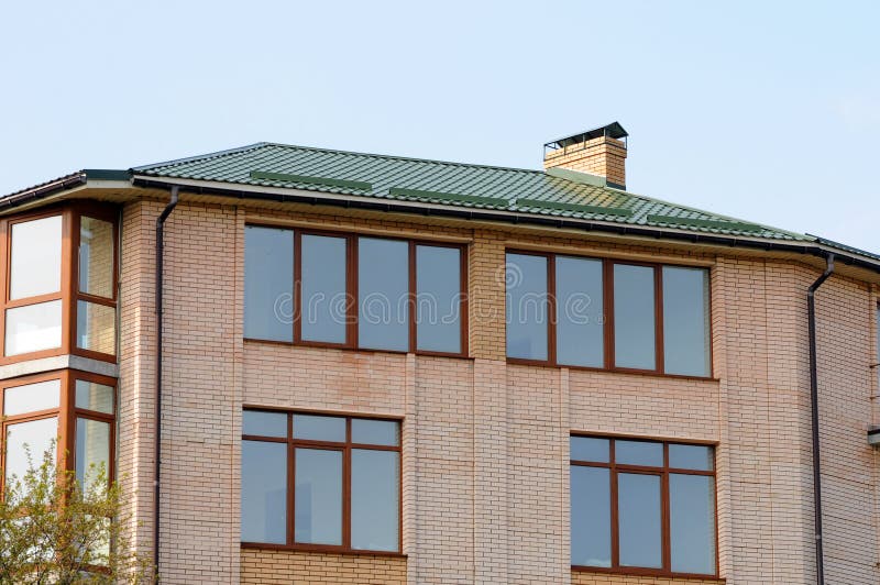 Techumbre Del Metal Casa Moderna Grande Con Las Ventanas Y Los Balcones ...