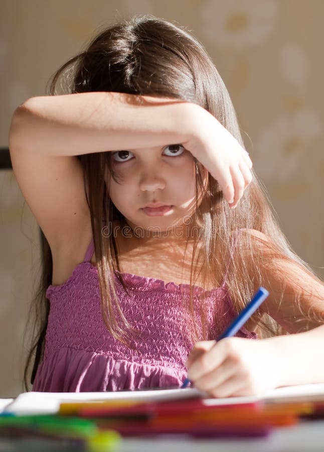 Flickan ritar arkivfoto. Bild av tecknar, bebis, teckning - 16710280