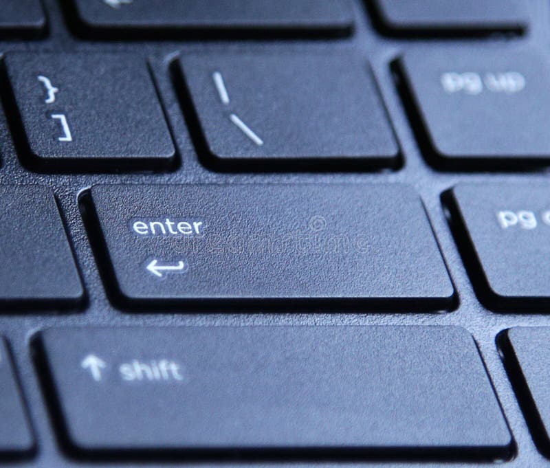 Tecla Enter Do Computador Com O Dedo Que Pressiona O Botão Foto de ...