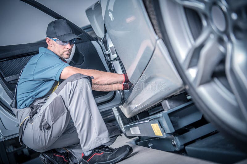 Aletta Automobilistica Front Tire Di Auto Mechanic Loosens Del Tecnico ...