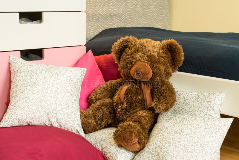 Teddy Bear auf Bett stockbild. Bild von plüsch, schönheit - 47066141