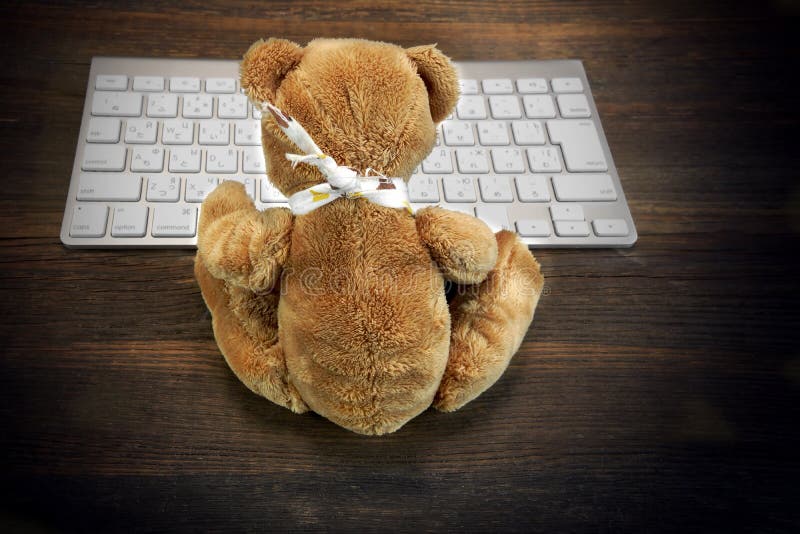 Teddy Bear Sitting in Front Do Teclado Do PC Foto de Stock Editorial ...