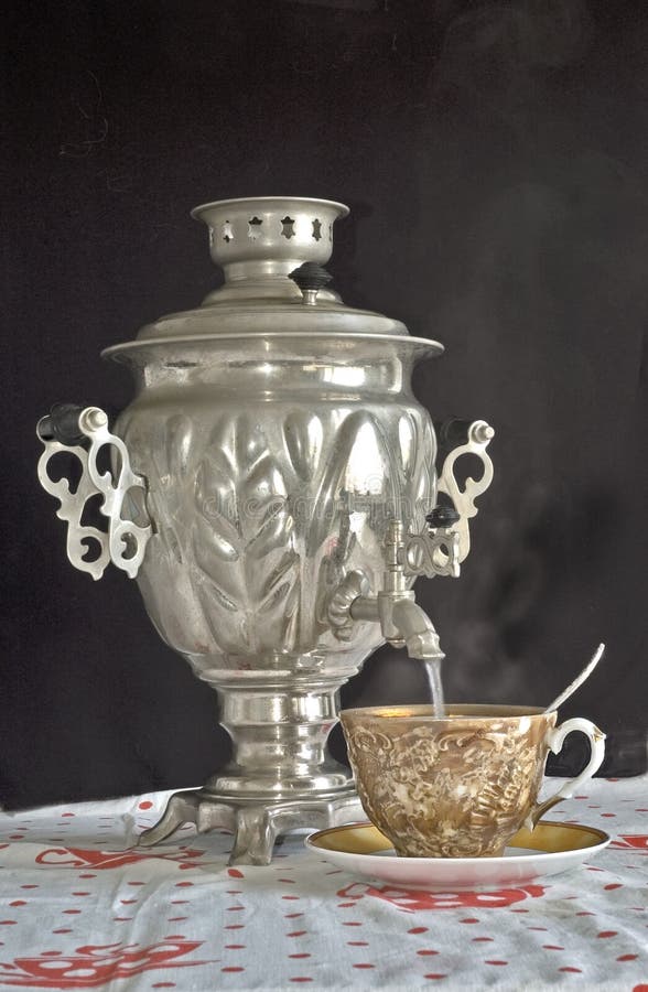 Russischer Tee, Der Mit Samowar Und Brötchen Trinkt Stockbild - Bild ...