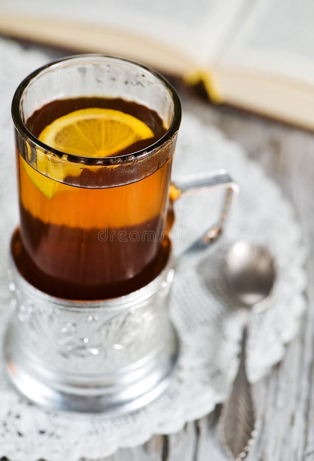 Tee Mit Zitrone in Der Glashalterung Und Im Buch Stockbild - Bild von ...