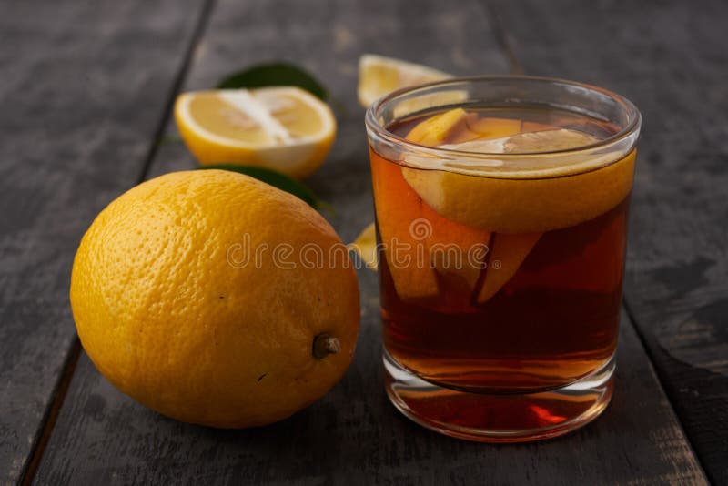Tee Mit Zitrone Und Stücken Der Zitrone Stockbild - Bild von getränk ...