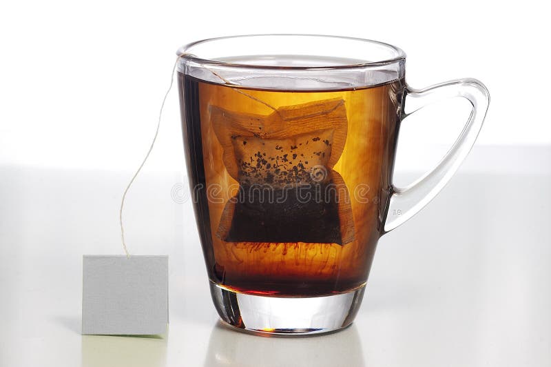 Tasse Tee mit Teebeutel stockbild. Bild von teetasse, medizin - 9614075
