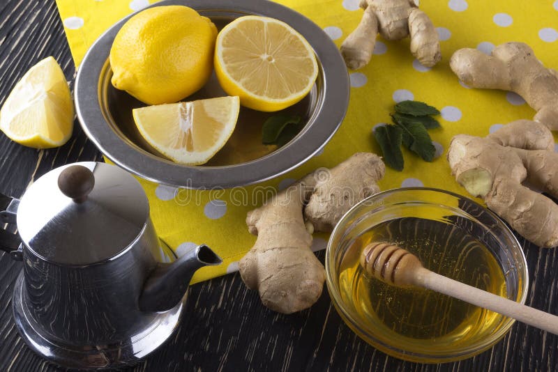 Teekanne Ingwertee Mit Honig Und Zitrone Stockbild - Bild von kalt ...