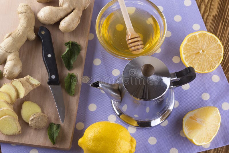 Teekanne Ingwertee Mit Honig Und Zitrone Stockfoto - Bild von ...
