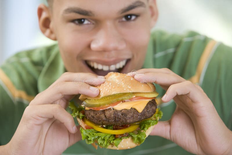 Man Isst Big Burger Mit Ei Auf Teller Mit Gabel Und Messer Stockfoto ...