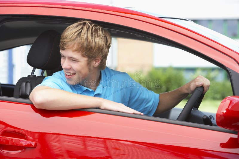 Teenager, Der Im Auto Sitzt Stockbild - Bild von seite, stolz: 7876775